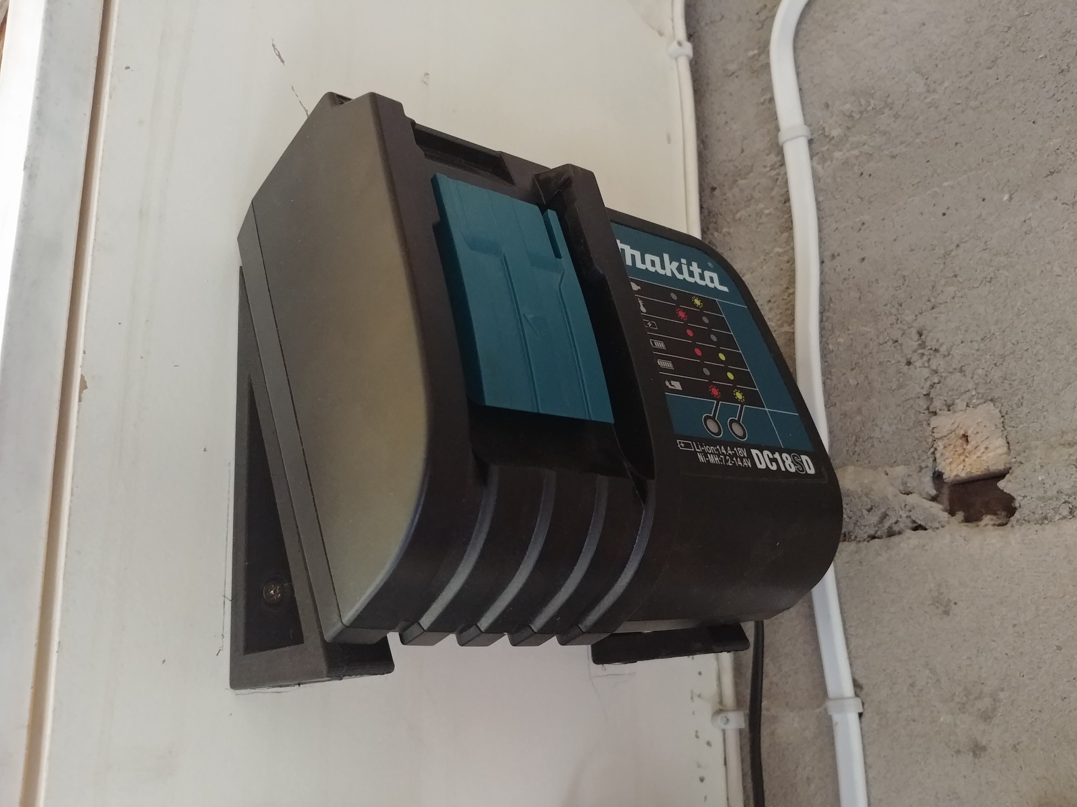 3D printing Makita Battery Charger DC18SD Wall Mount・Cults