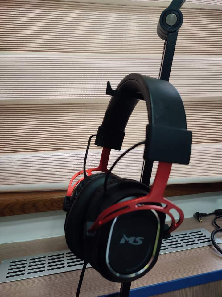 Free 3D file Headphones hanger hook for Microphone Boom Arm Fantech ...