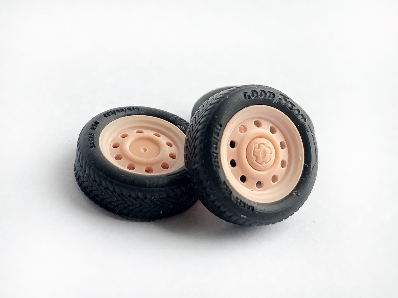 STL 文件 Ford crown victoria police rims with goodyear tires for scale ...