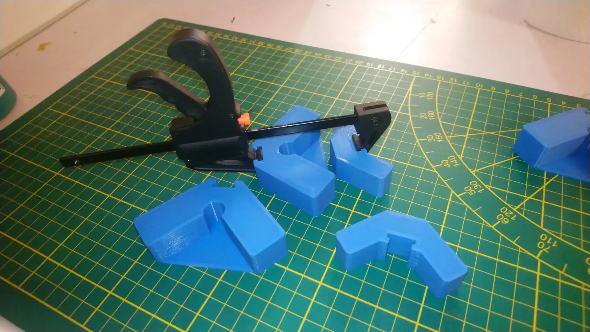 🗜️ corner clamp adapter・Free 3D File for ・Cults