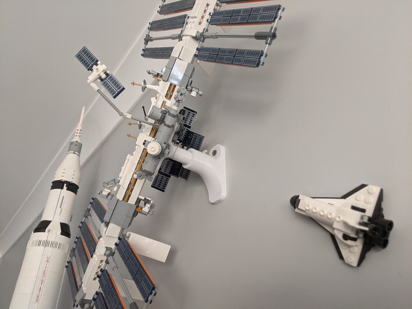 3D printable Wall mount for LEGO® International Space Station・Cults
