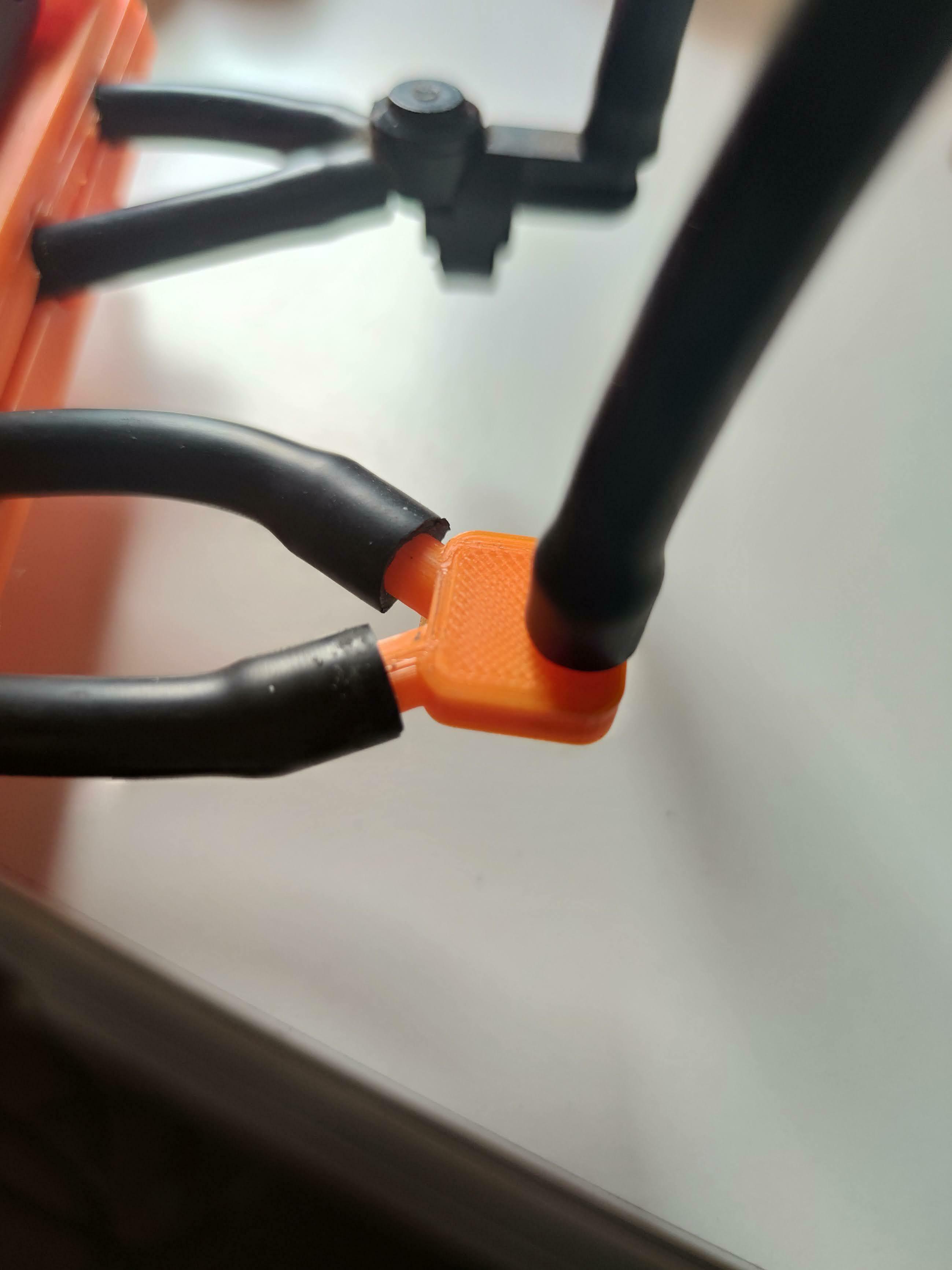 STL file V-shaped 6mm tube joint with upper inlet/outlet 👽・3D print ...