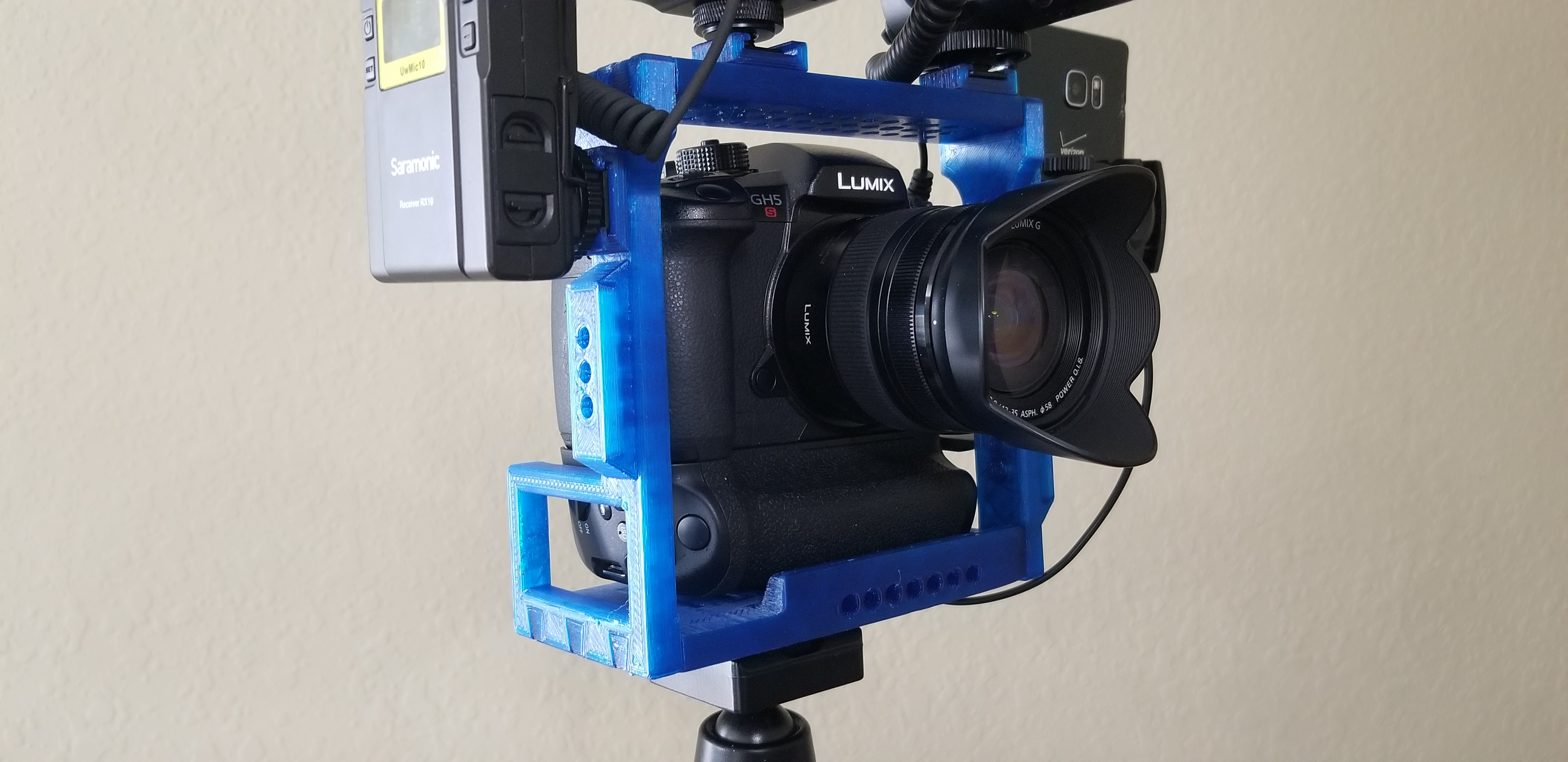 STL file Camera Cage GH4, GH5, GH5s, GH5 II with battery grip 📷 ・3D ...