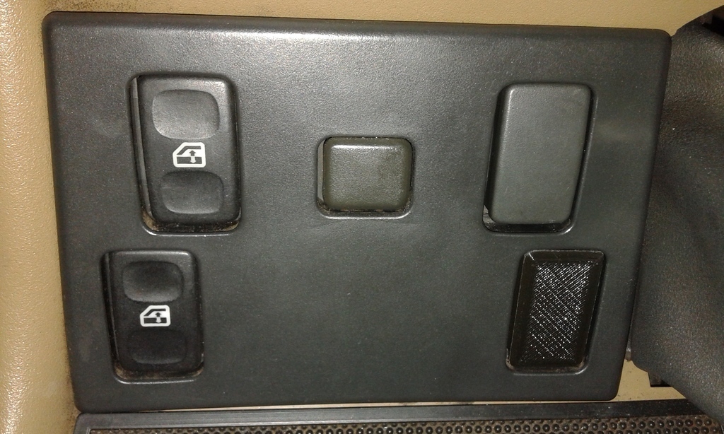 Free 3D file Land Rover Discovery I Cover for Window Switch 3Door Panel ...
