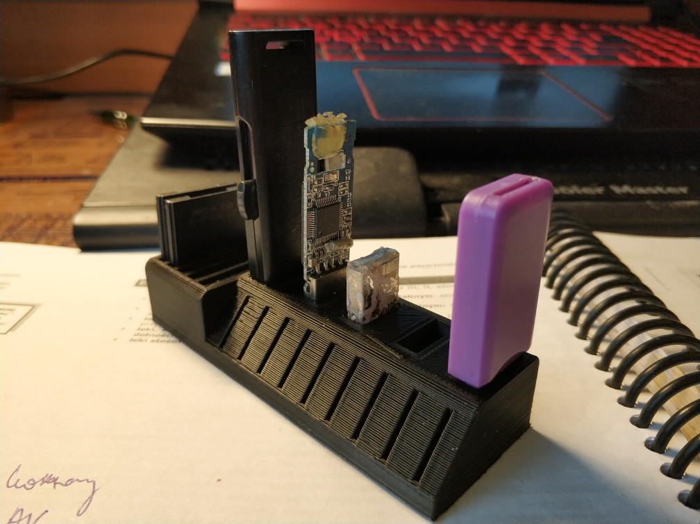 3D print USB SD and MicroSD holder for wide USB sticks・Cults