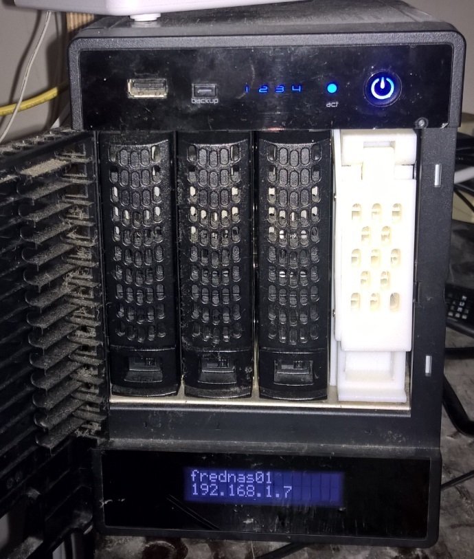 📦 Netgear RN104 NAS box Drive Tray・ 3D File for ・Cults