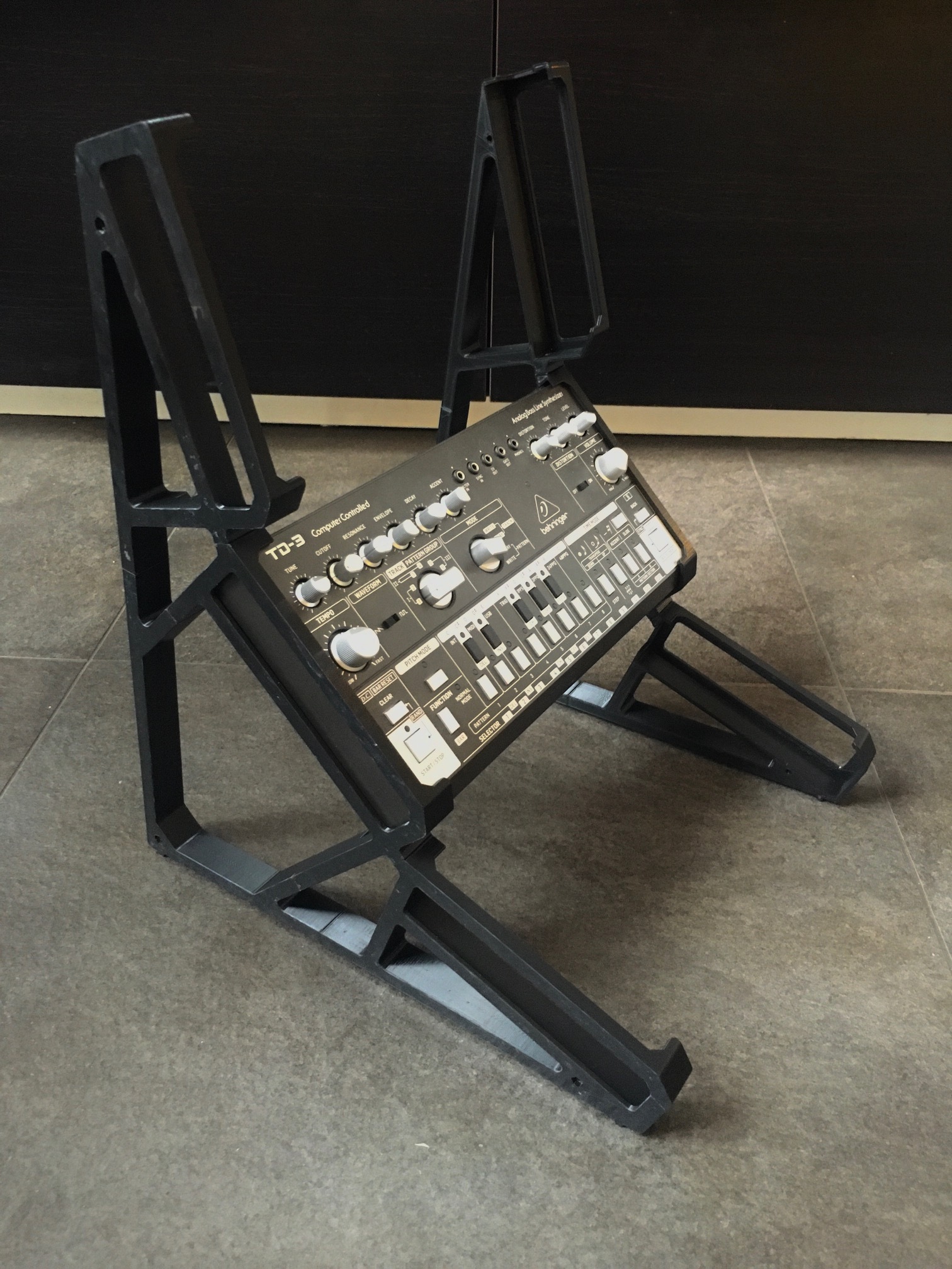 🖼️ Three Tiered Behringer TD3 rack・ STL File for ・Cults