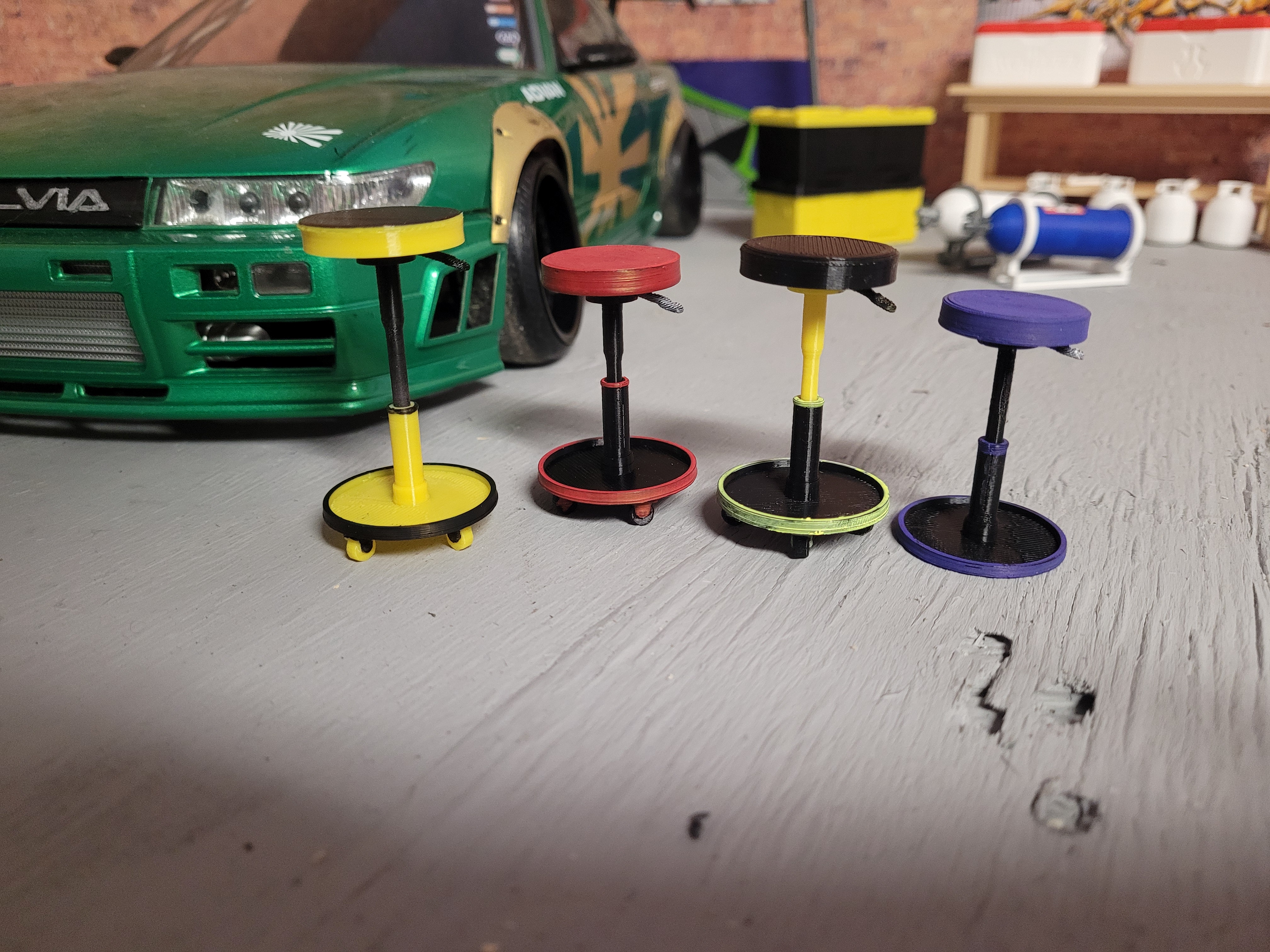 STL file 1/10 ADJUSTABLE HEIGHT ROLLING STOOL 👽 ・3D printing model to ...