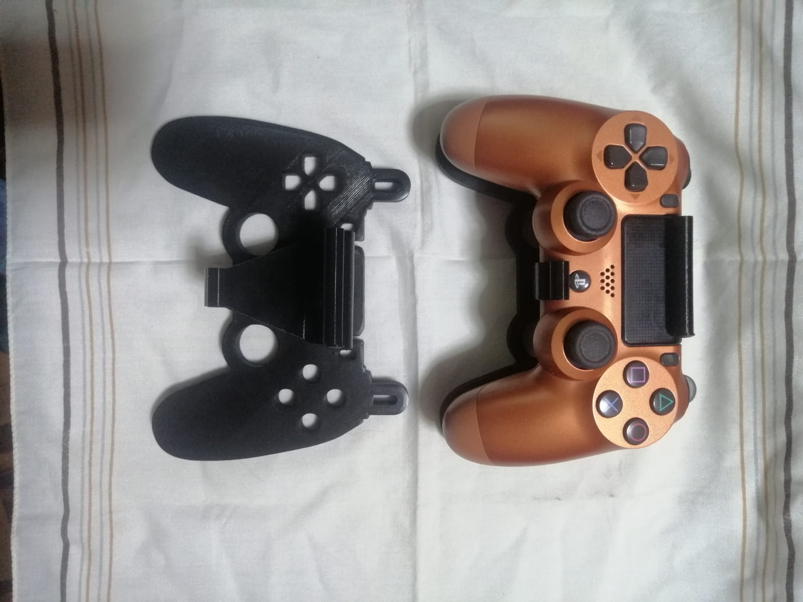 🪝 PS4 controller wall mount.・ STL File for ・Cults