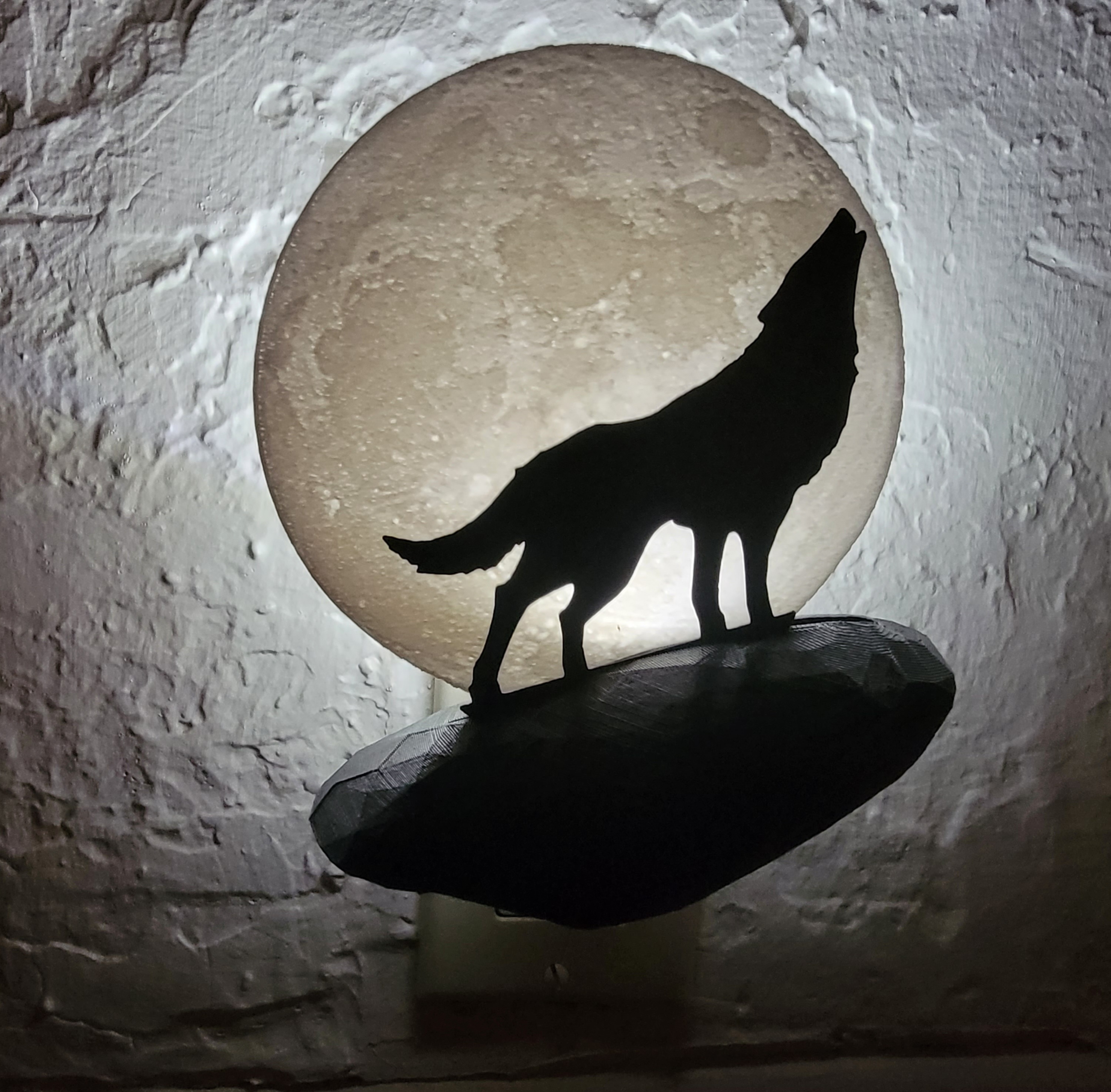 STL file Lithophane Moon with Wolf Silhouette Night Light 🌙 ・Design to ...