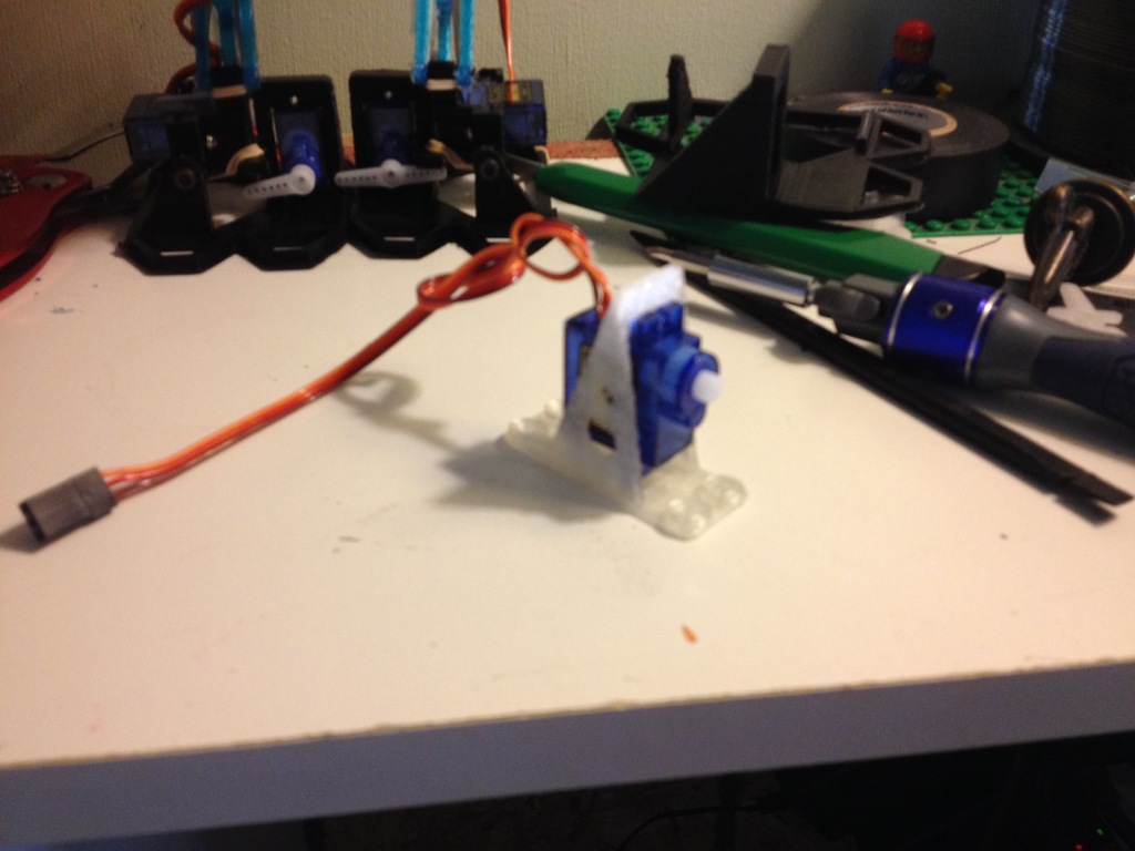 Support servo vertical - Pour servo TowerPro SG90 9g imprimé en 3D・Cults