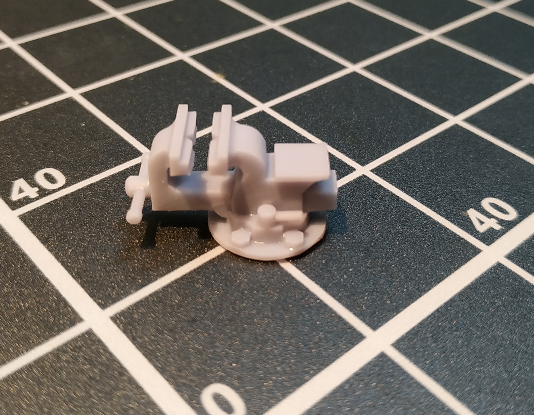 STL file Vice scale 1/10 for garages Crawler Diorama 🌆 ・3D printable ...