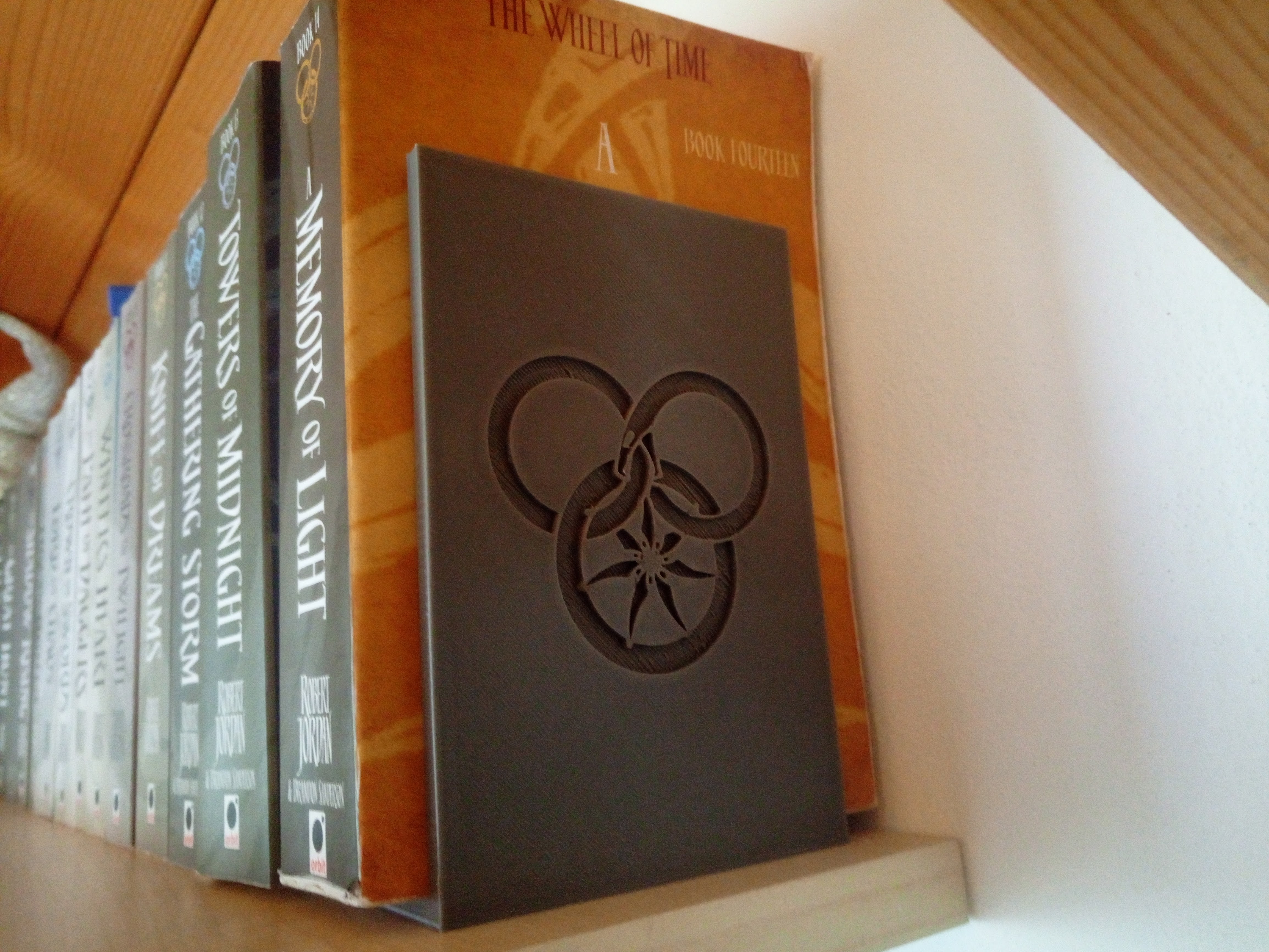 STL file Wheel of Time Book Holder - square and round edges 🛞 ・3D ...
