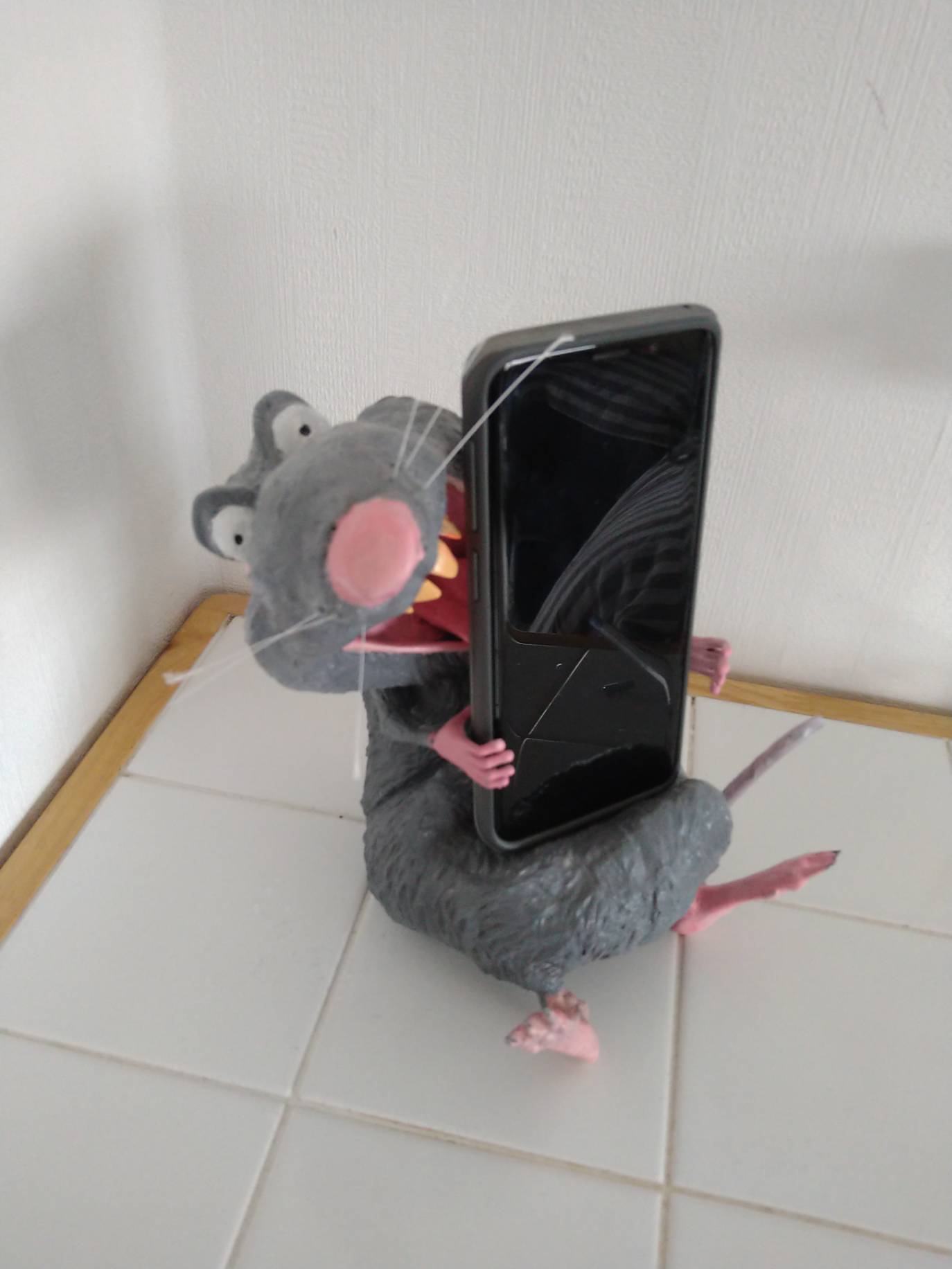 STL file Rat phone holder 🐀 ・Model to download and 3D print・Cults