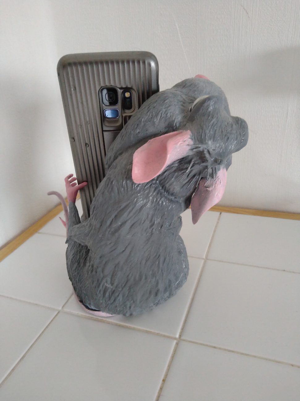STL file Rat phone holder 🐀 ・Model to download and 3D print・Cults