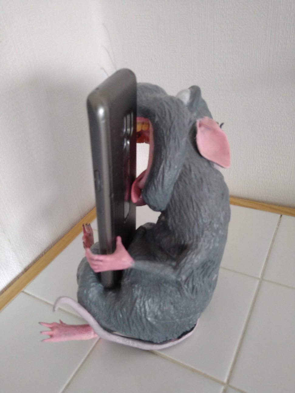 STL file Rat phone holder 🐀 ・Model to download and 3D print・Cults