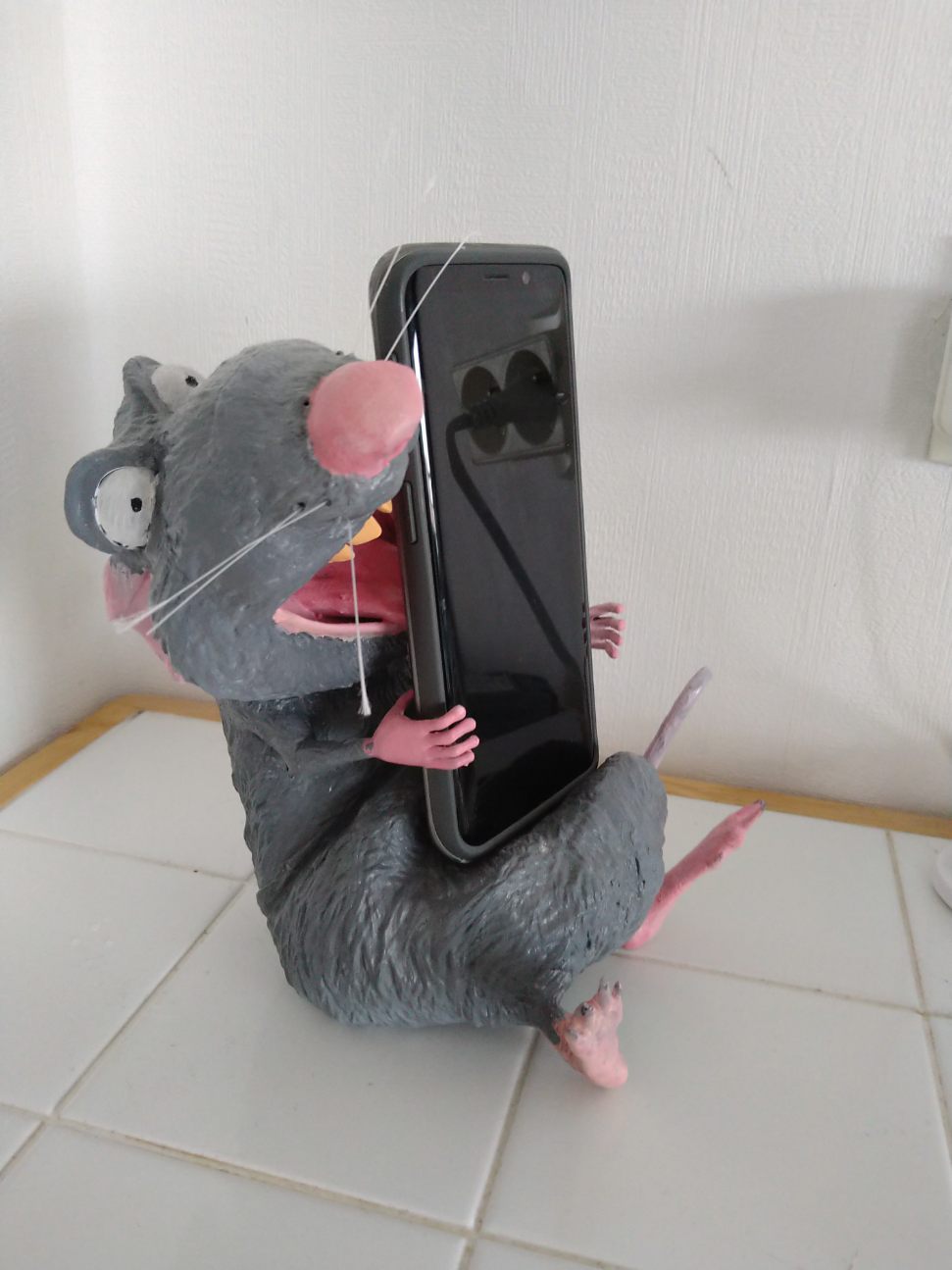 STL file Rat phone holder 🐀 ・Model to download and 3D print・Cults