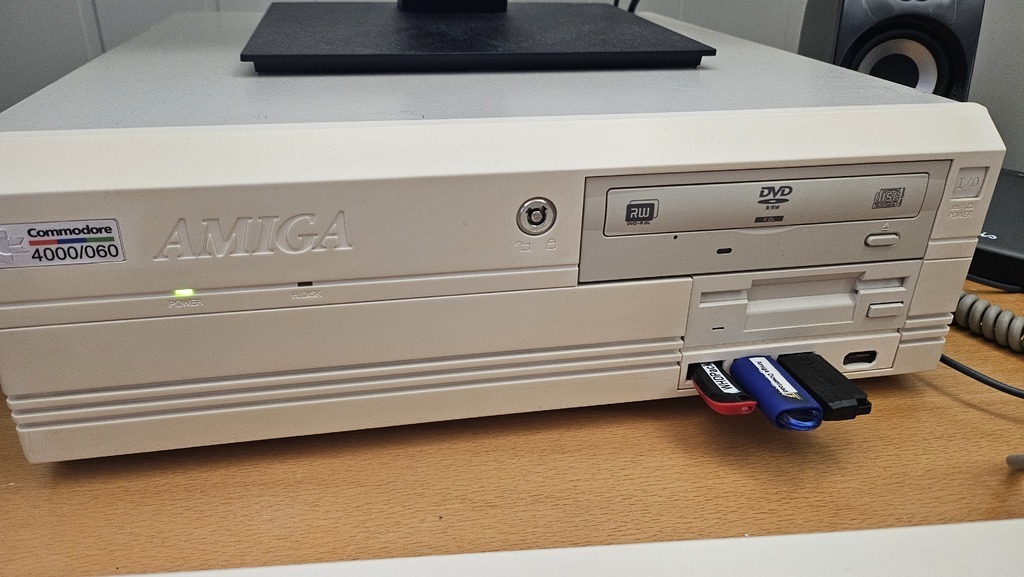 Archivo 3D gratis Amiga 4000 Front USB and MicroSD 💾 ・Modelo para ...