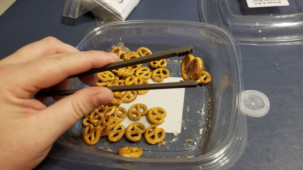 🏠 No-mess Snack grabber (clean snacking tool)・Free STL File for ・Cults