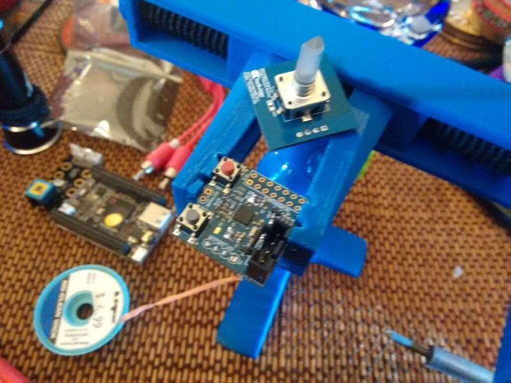 3D printed Fully printable PCB vise・Cults