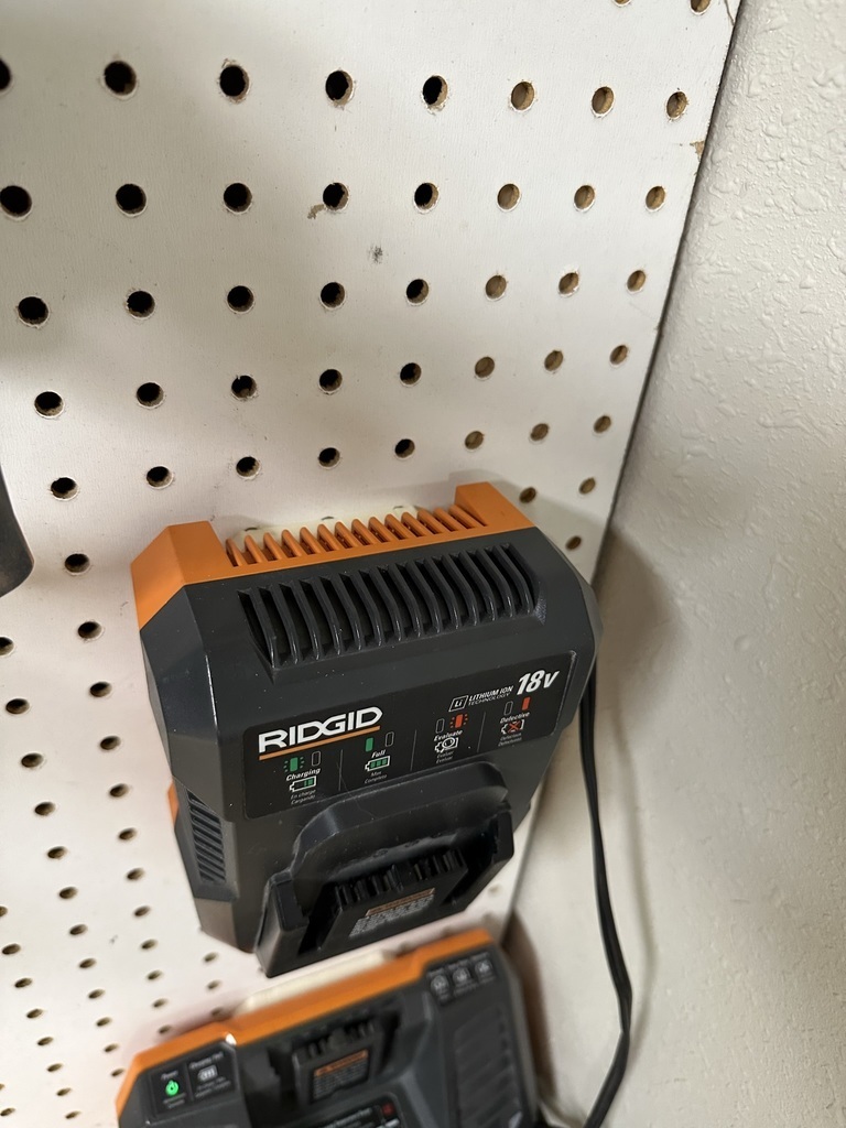 🔋 Ridgid Battery Charger Mount Pegboard for R840095 and R86092・Free 3D ...