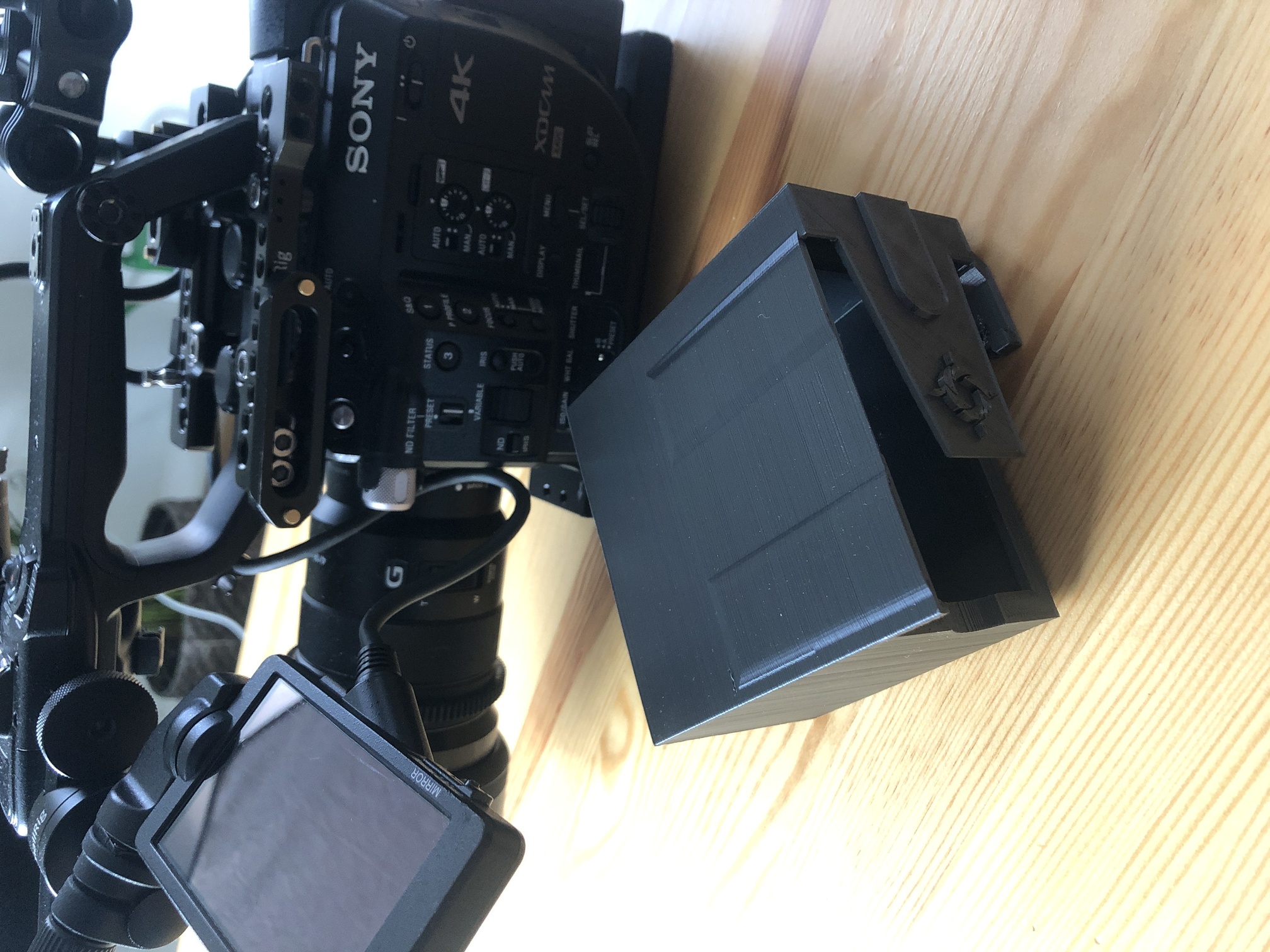 OBJ file Sony FS5 Monitor Hood 📷 ・3D printable model to download・Cults