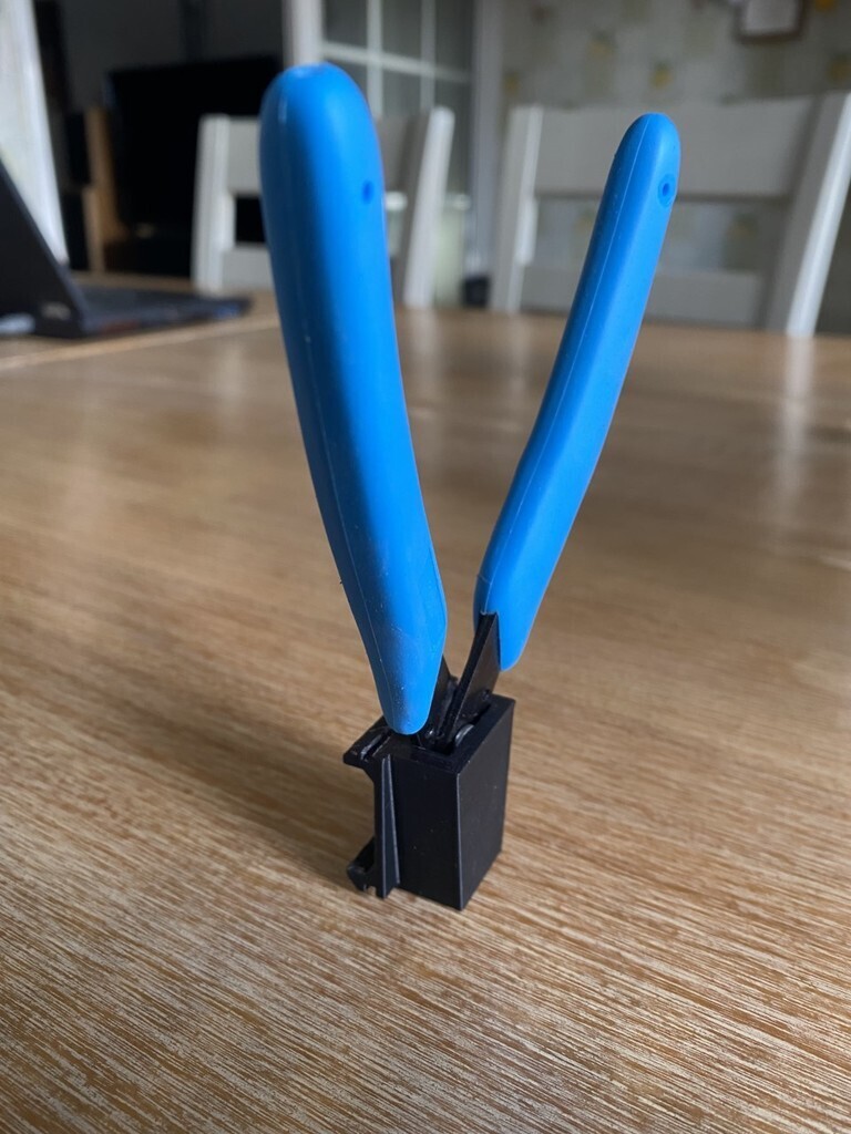🛠️ Ender 3 Cutters/Snips Side Bracket Holder・Free STL File for ・Cults