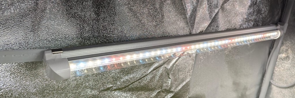 Free 3D file Bracket for T8 grow light (80x80 tent) ⛺ ・3D printable ...