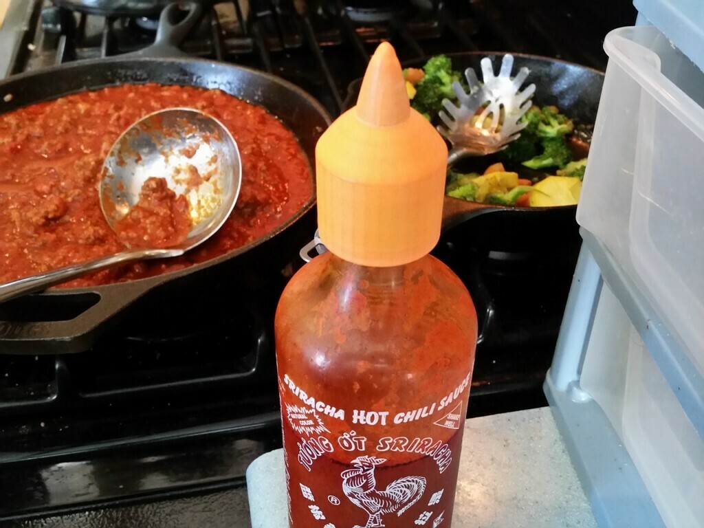 Free 3D file Sriracha hot sauce cap cover 🥵 ・Object to download and to ...