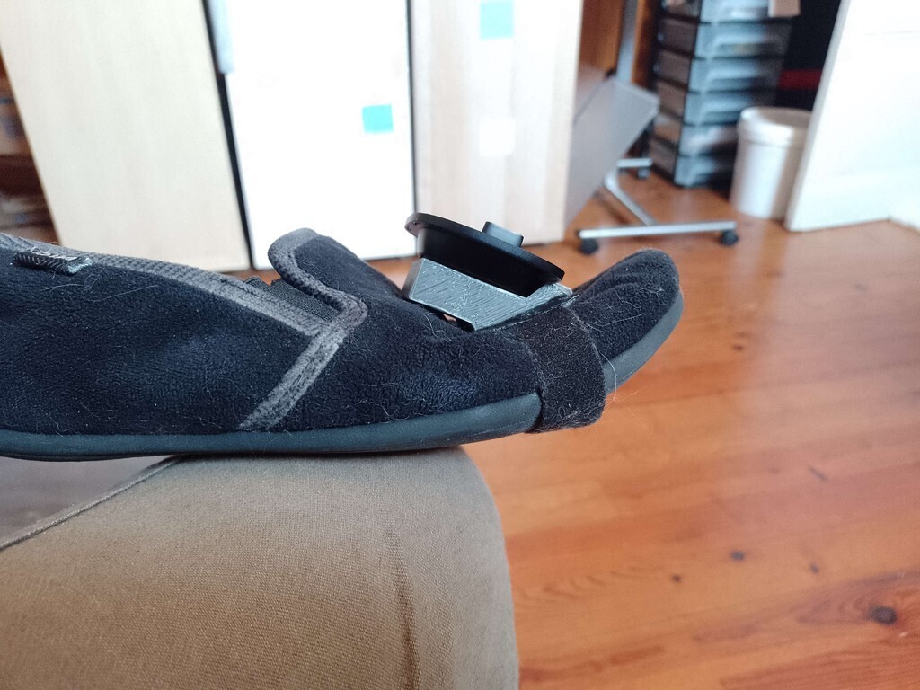 Free 3D file Vive Ultimate Tracker foot mount for slipper 🦶 ・Object to ...