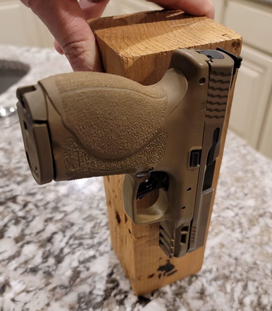 🧲 Magnetic Holder for Guns and Accessories・Free 3D File for ・Cults