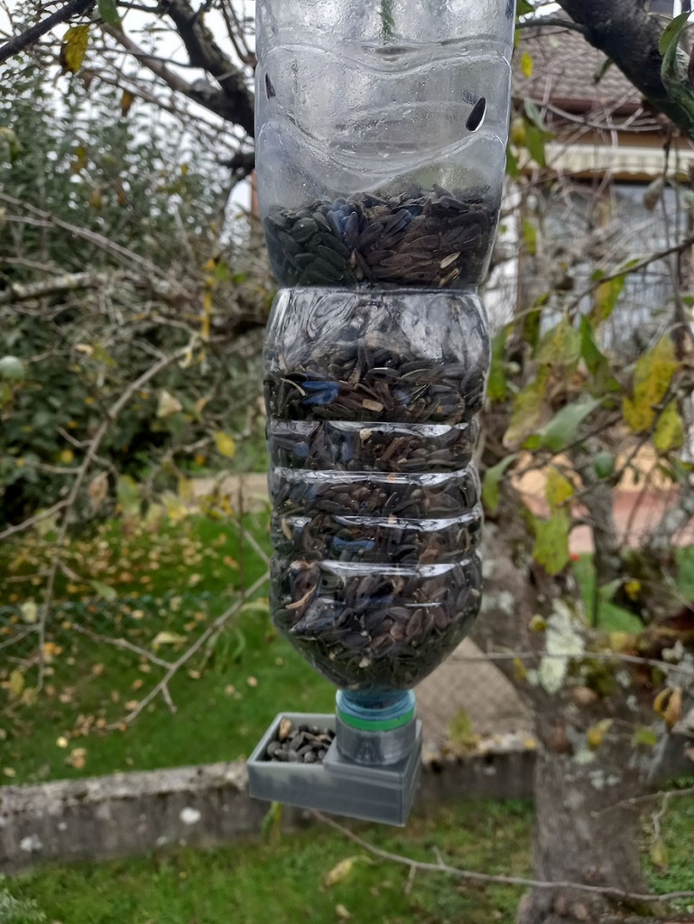 Free STL file Bird feeder for Volvic bottles / Mangeoire oiseaux sur ...
