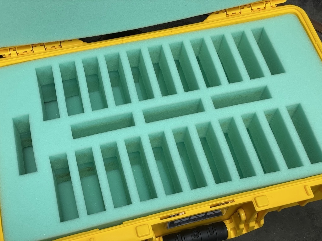 Free 3D file 26 Hard Drive Foam Holder for Pelican 1535 Cases 🔧 ・3D ...