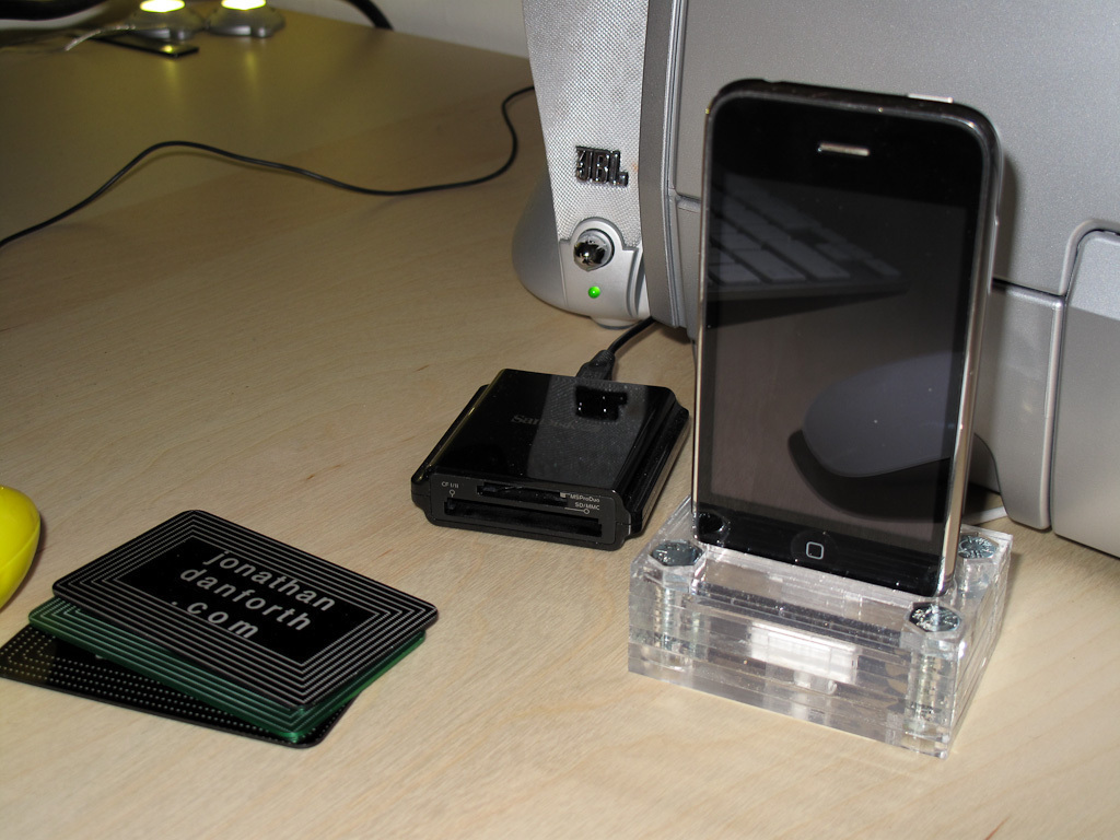Free 3D file Laser-Cut iPhone 3G Dock 📱 ・3D print design to download・Cults