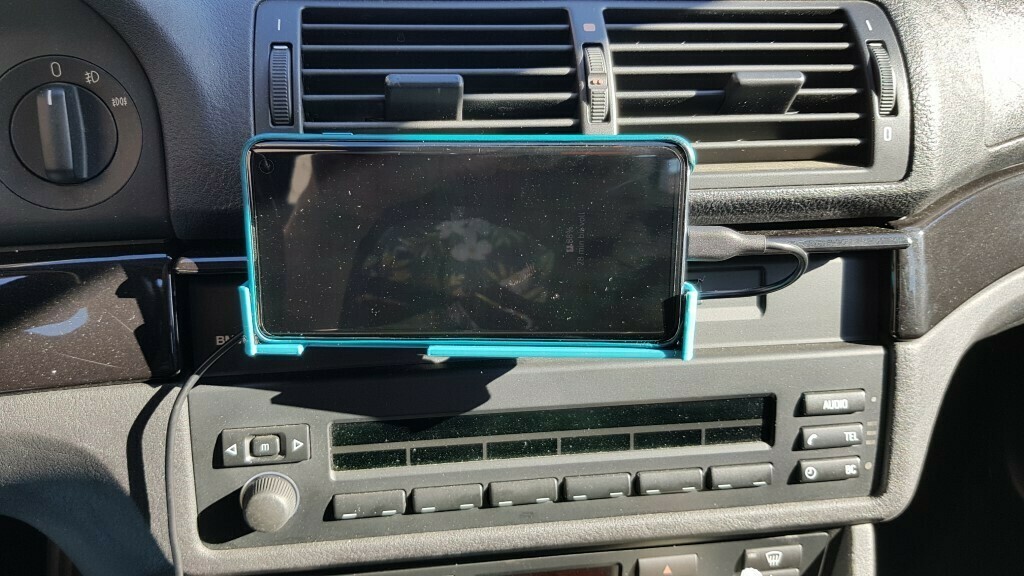 Free 3D file SAMSUNG Galaxy S10 Holder for BMW E39 Tape Deck 📼・Design ...