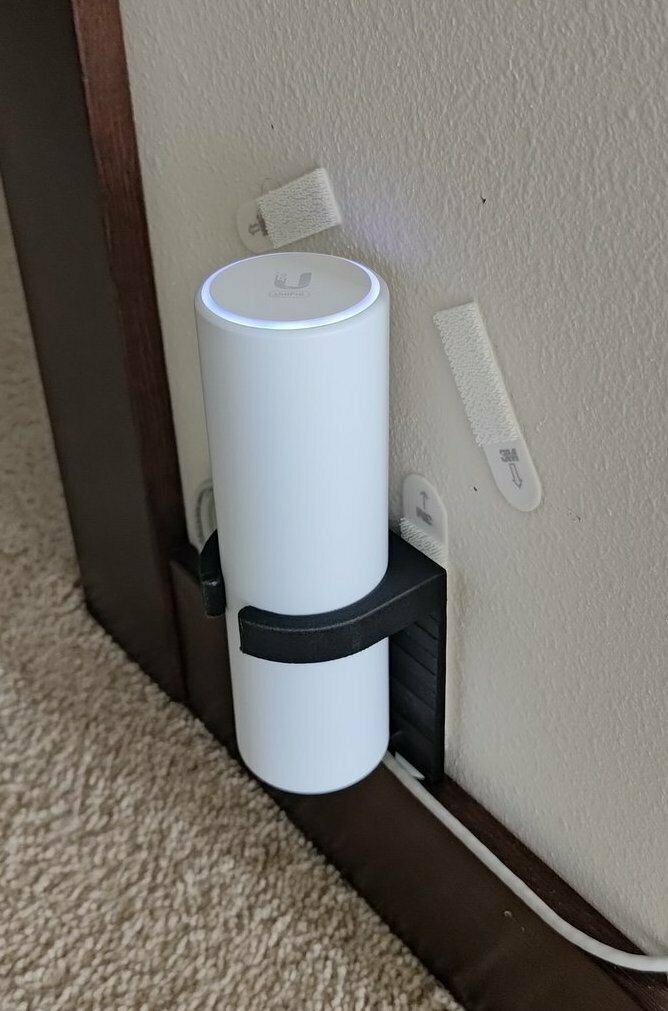 Бесплатный 3D файл Настенное крепление Ubiquiti UniFi U6-Mesh для ...