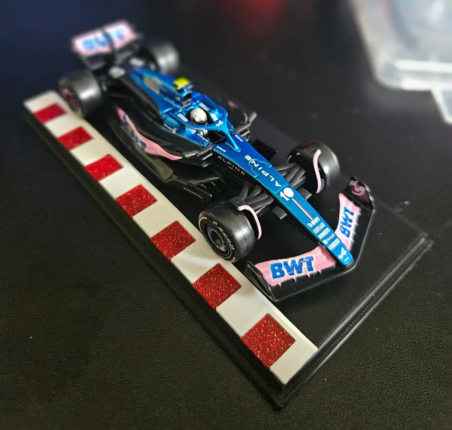 Archivo 3D gratis Soporte de bordillo de pista de F1 para coches Bburago 1/43 🎨 ・Objeto de ...
