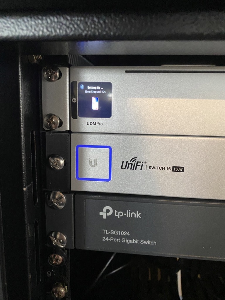 Arquivo grátis 3D Orejas de bastidor de repuesto para Ubiquiti Switch ...