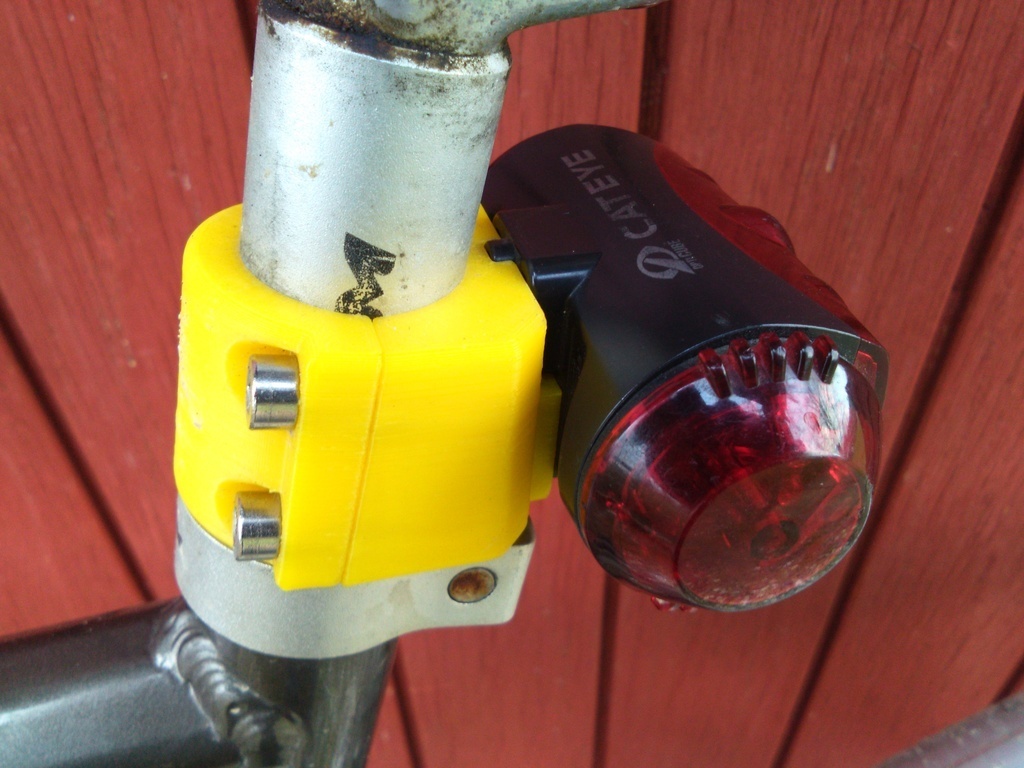Free 3D file CatEye rear bike light holder 👽 ・3D printable object to download・Cults