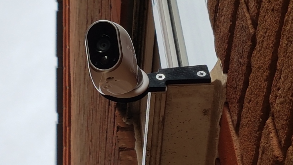 📷 Arlo camera mount for plastic window sill・Free 3D File for ・Cults