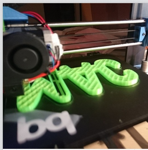 Free STL file Mac Mini Stand with Flash Reader 🖥️ ・3D printing idea to ...