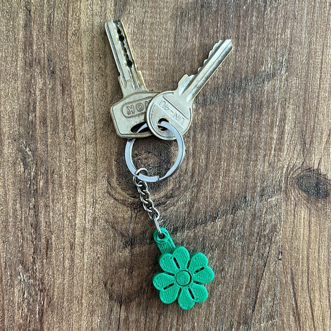 3D print 'Lucky' Clover Spinning Key Fobs・Cults