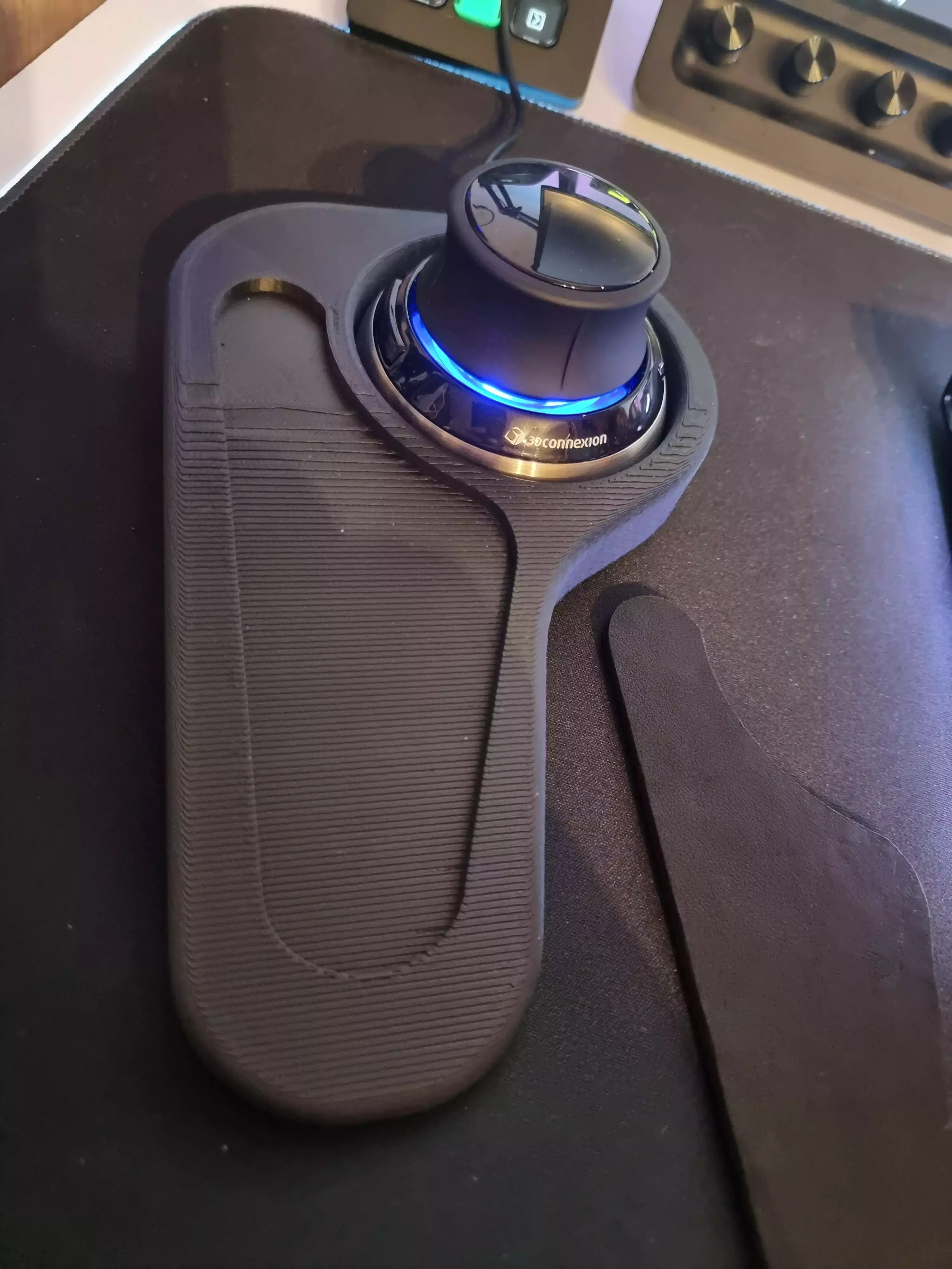 Free 3D file 3DConnexion Spacemouse Handrest leather rest 🛠️・3D ...