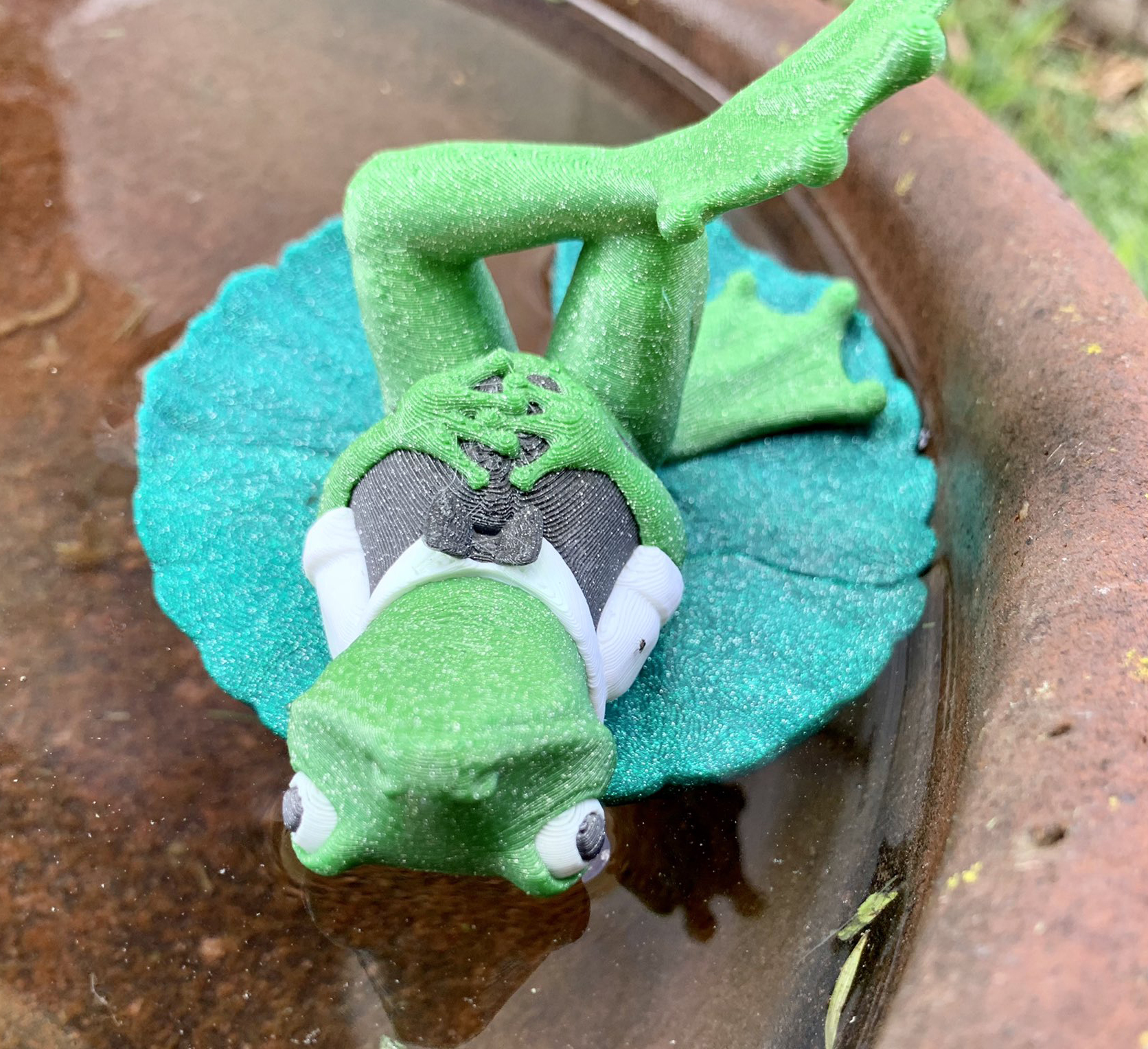 Free STL file Mr J Pond: Froggy on a Lilypad 🐸 ・Model to download and ...