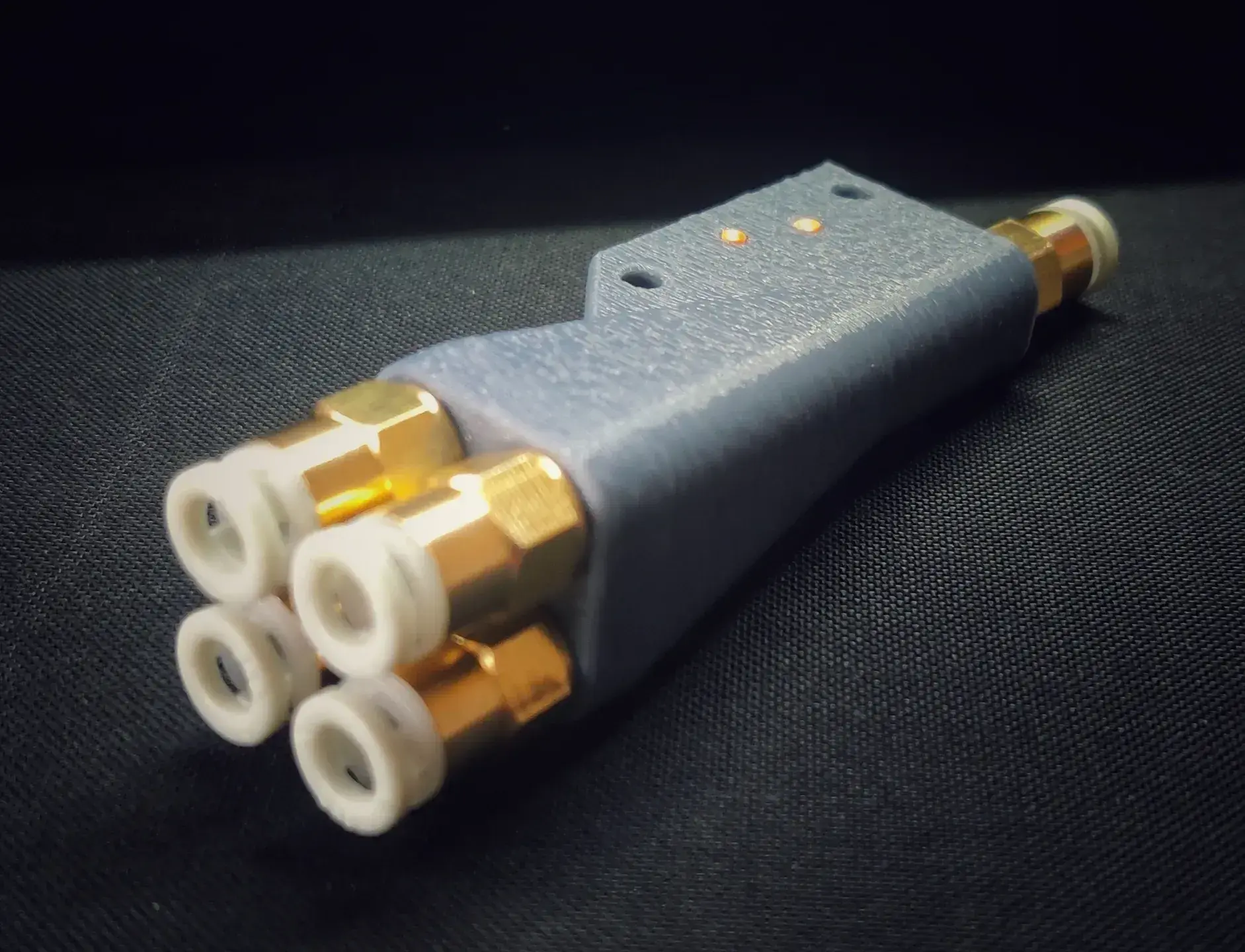 Archivo 3D gratis Compact 4 to 1 filament splitter with integrated sensor 🪢 ・Plan para descargar ...