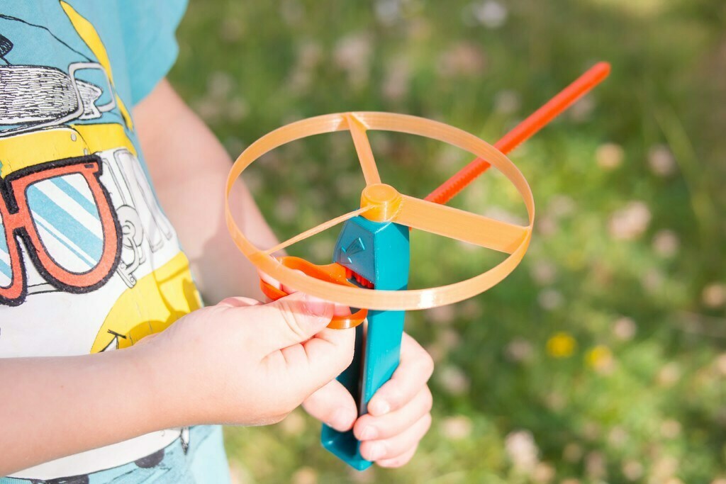 Free 3D file Strong Flying Propeller / Pull Copter for Kids :) (No ...