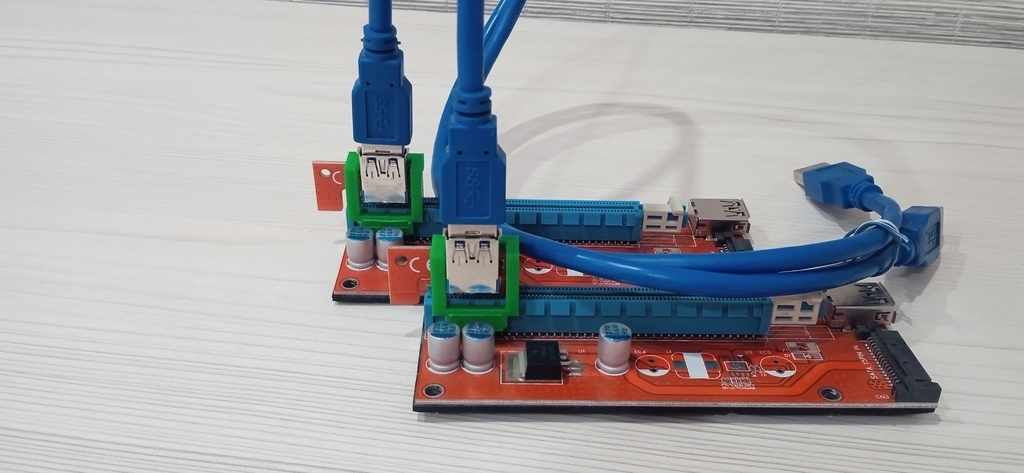 Free 3D file lock mining PCIE riser 🔒・Design to download and 3D print・Cults