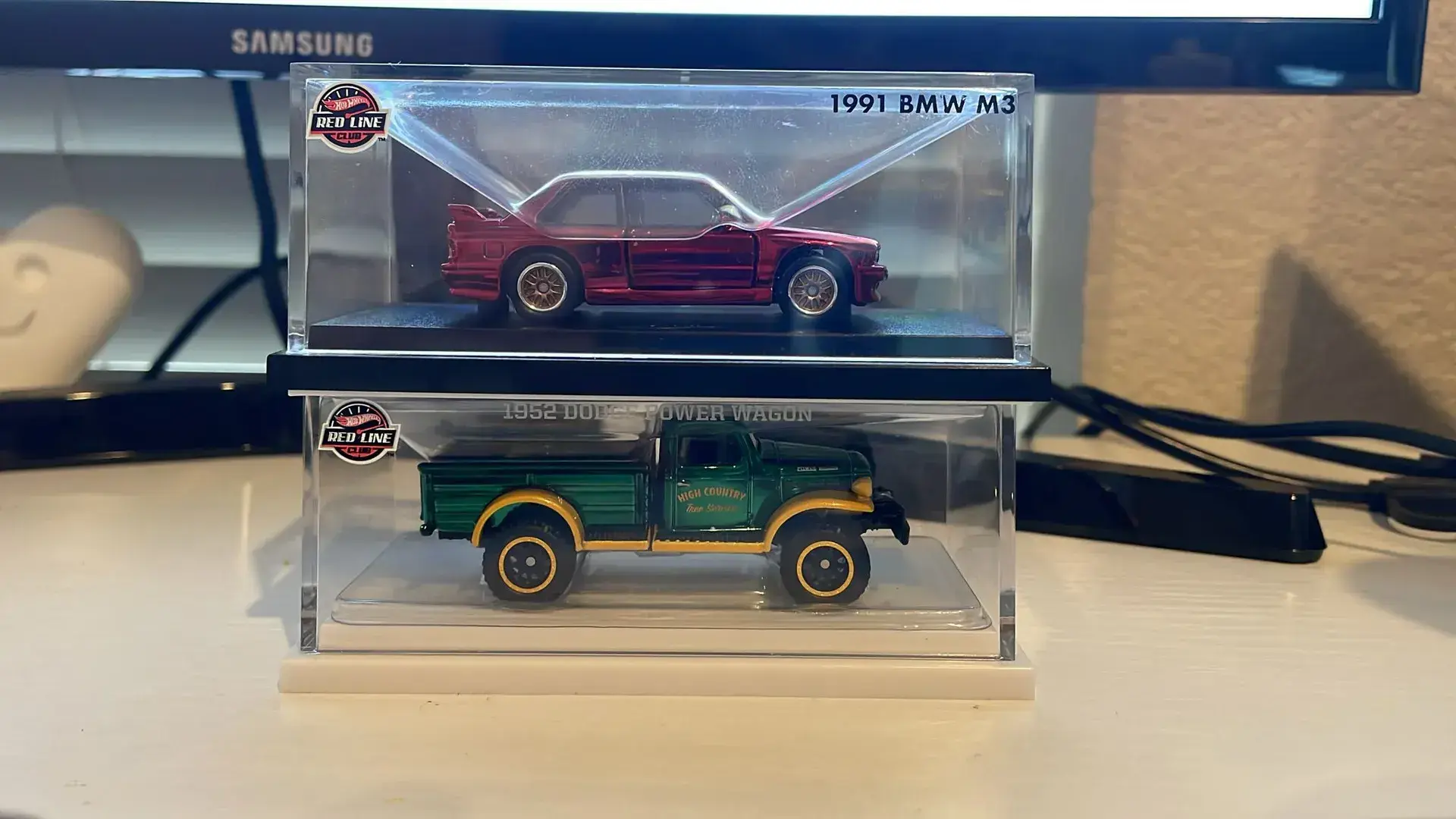 👽 Hotwheels RLC acrylic cases bracket・Free 3D File for ・Cults