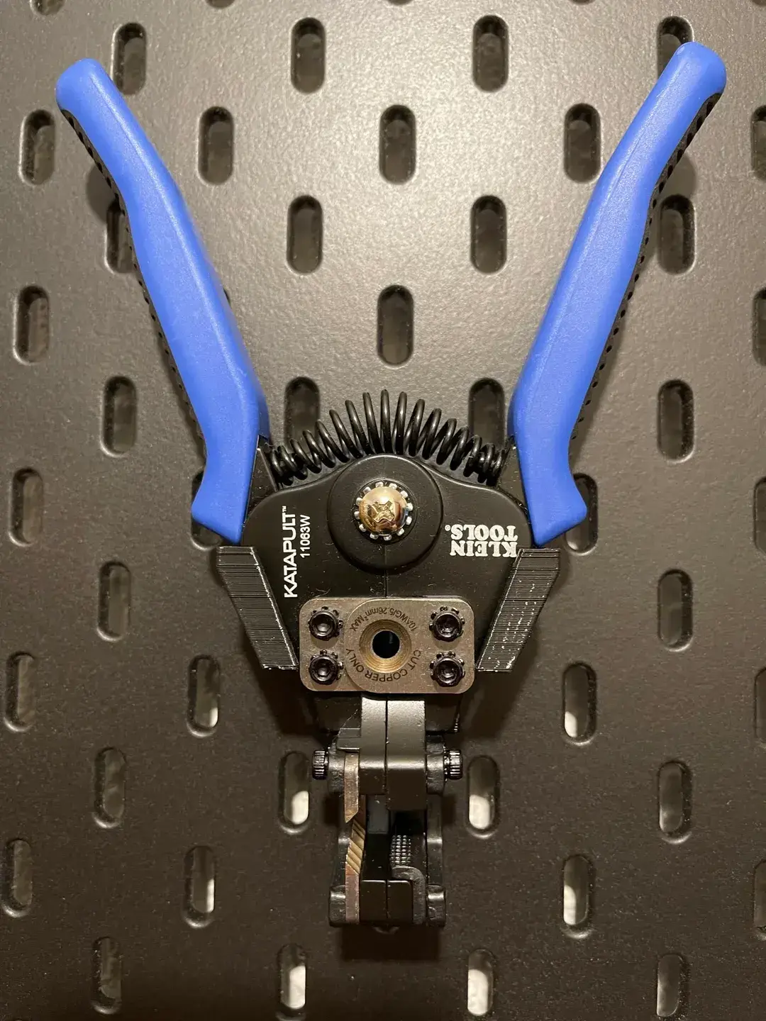 Free 3D file Skadis T-Nut mount for Klein Wire Cutter and Stripper 🧰 ...
