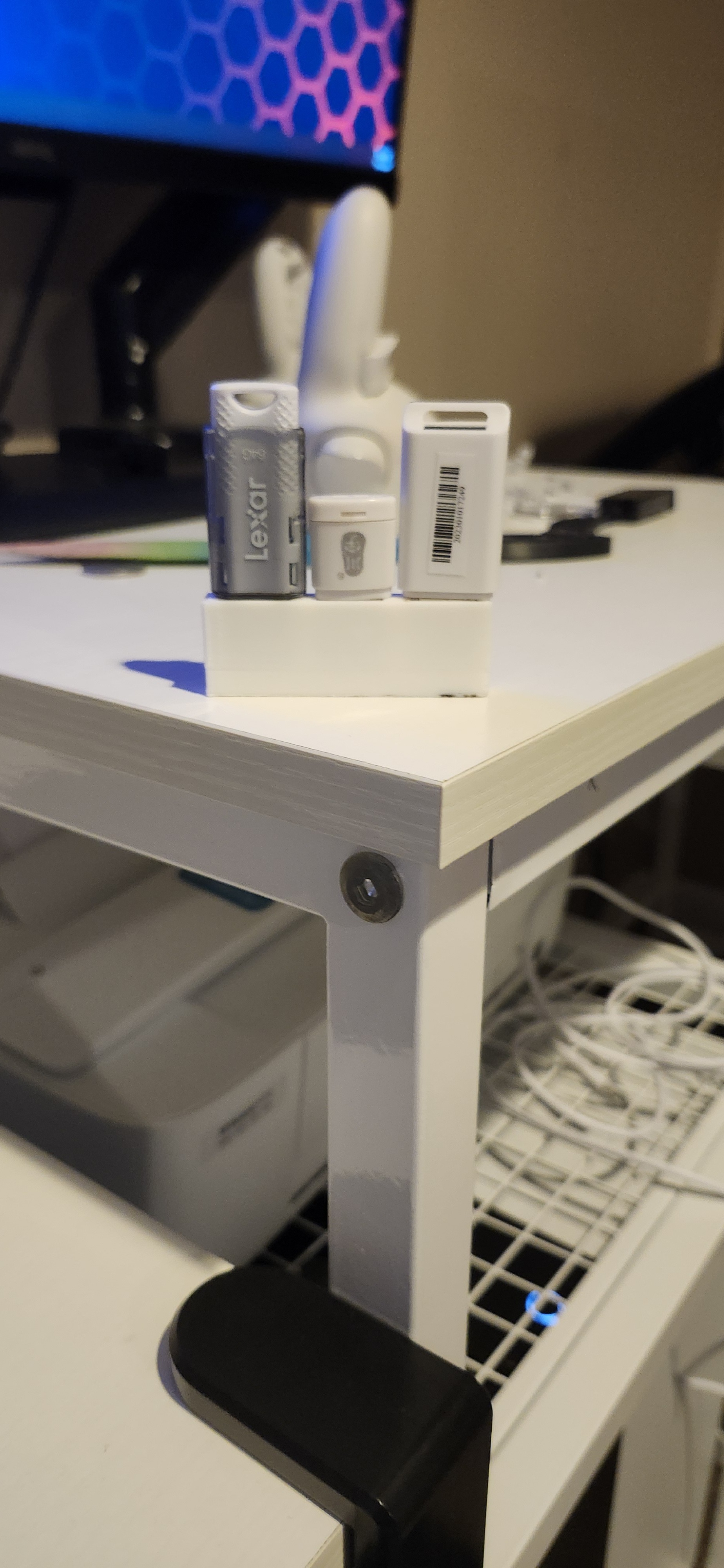 Free 3D file Tri USB holder 💾 ・3D printable design to download・Cults